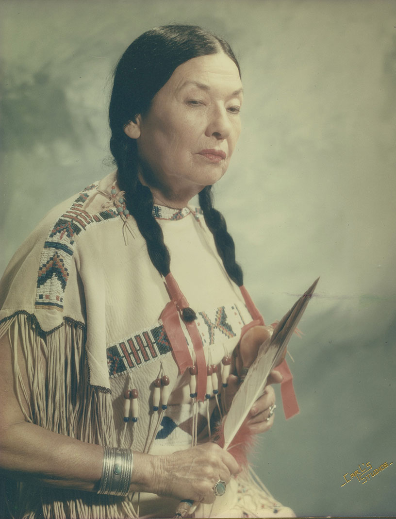 Te Ata in ceremonial dress | Nash Library