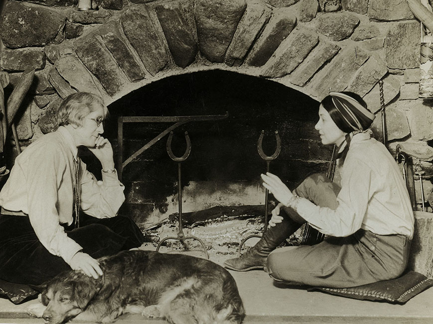Te Ata telling a story to Ruth M. Jolliffe | Nash Library
